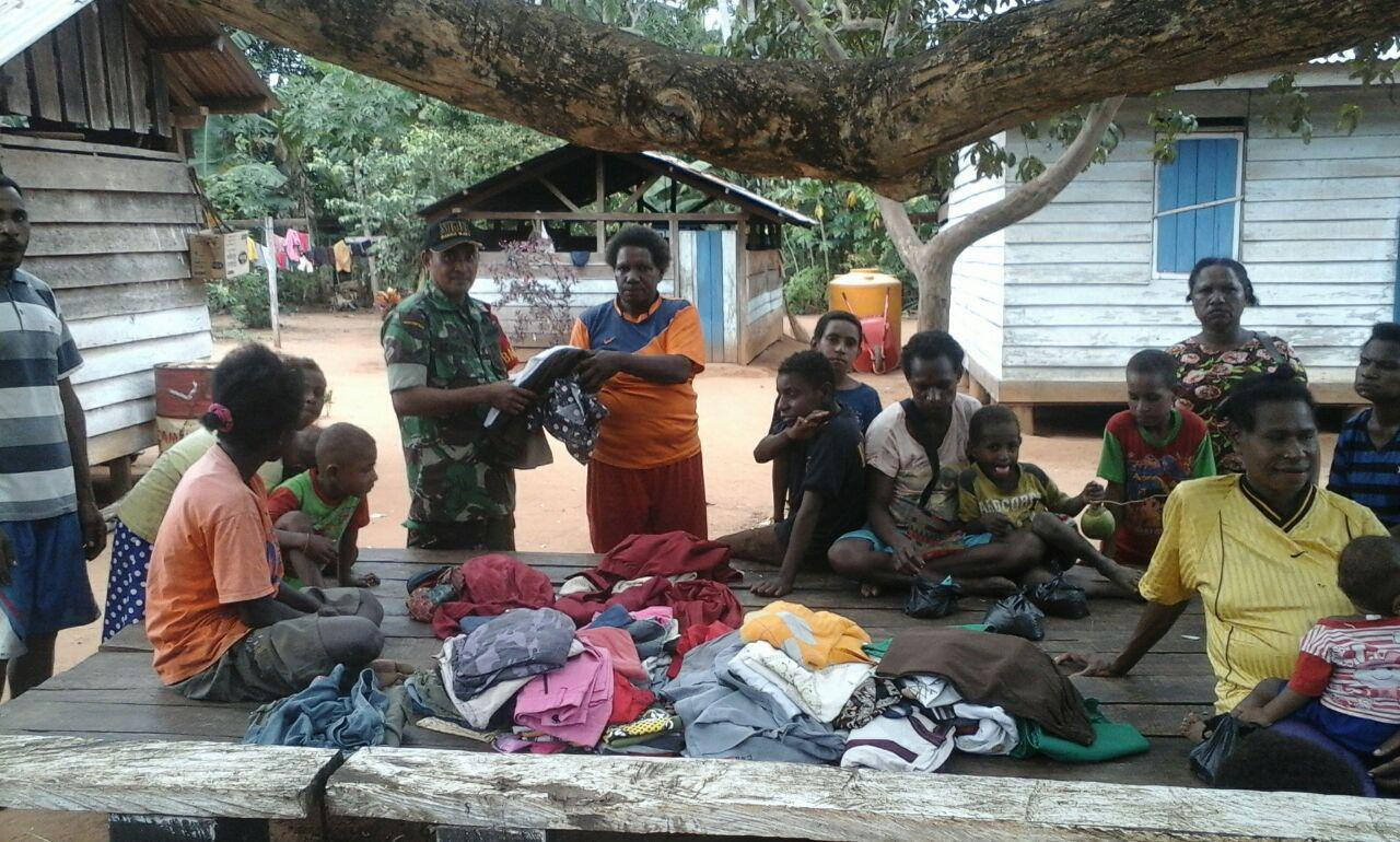 Babinsa Serahkan Pakaian Layak Pakai | Papua Today