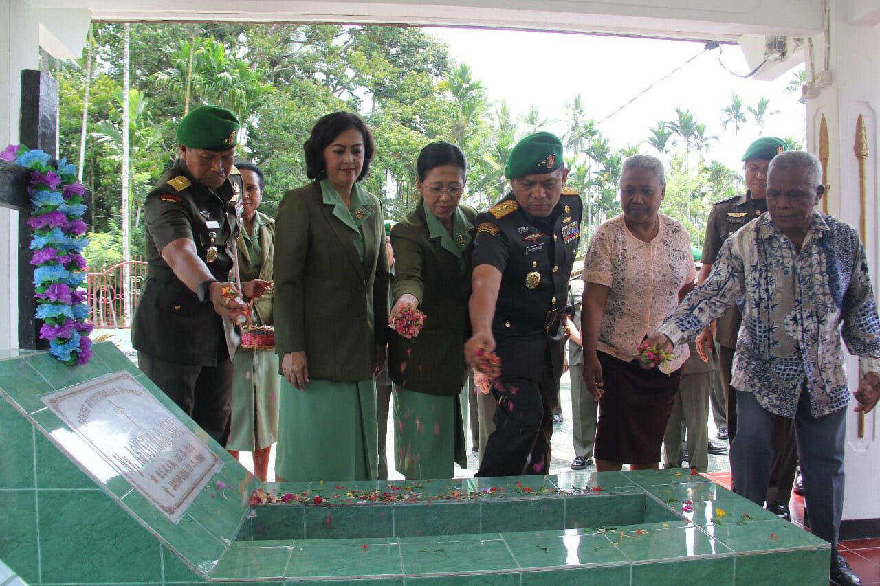 Peringati Sumpah Pemuda, Pangdam Ziarah ke Makam Pahlawan Marthen Indey ...