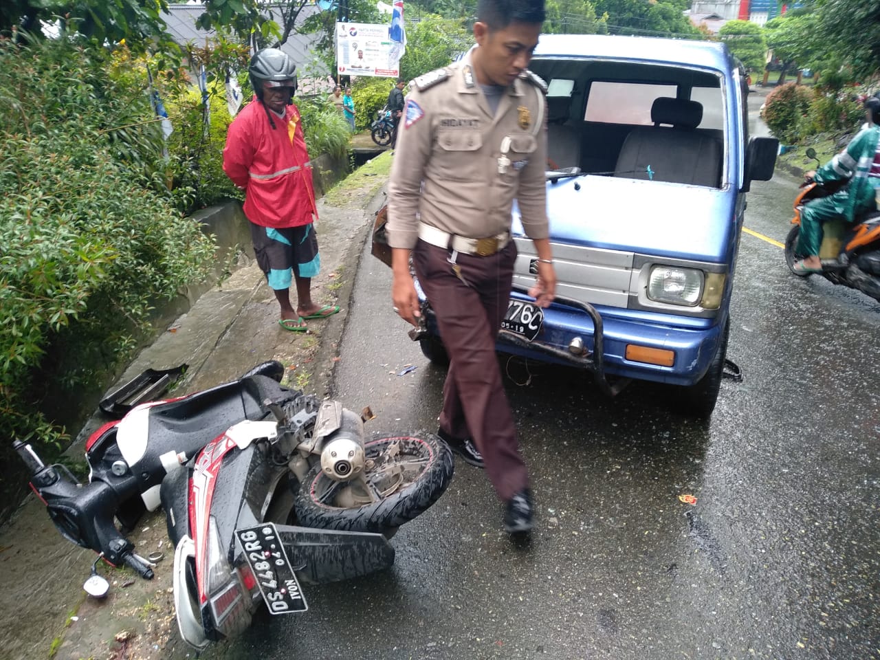 Hilang Kendali Mobil Suzuki Carry Tabrak Dua Motor | Papua Today